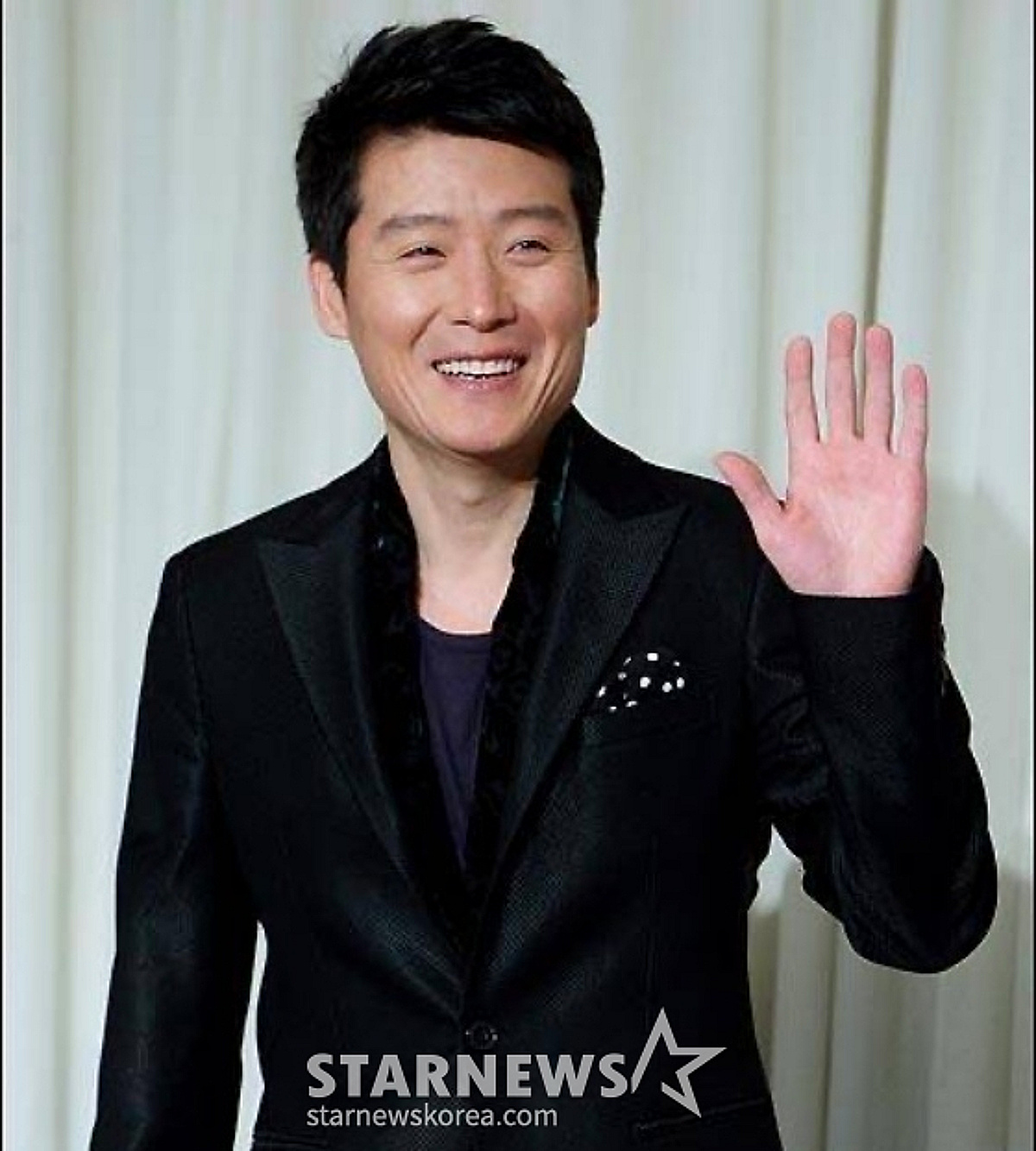 Lee Hyun-woo appears on live broadcast amid spreading rumors of his ...